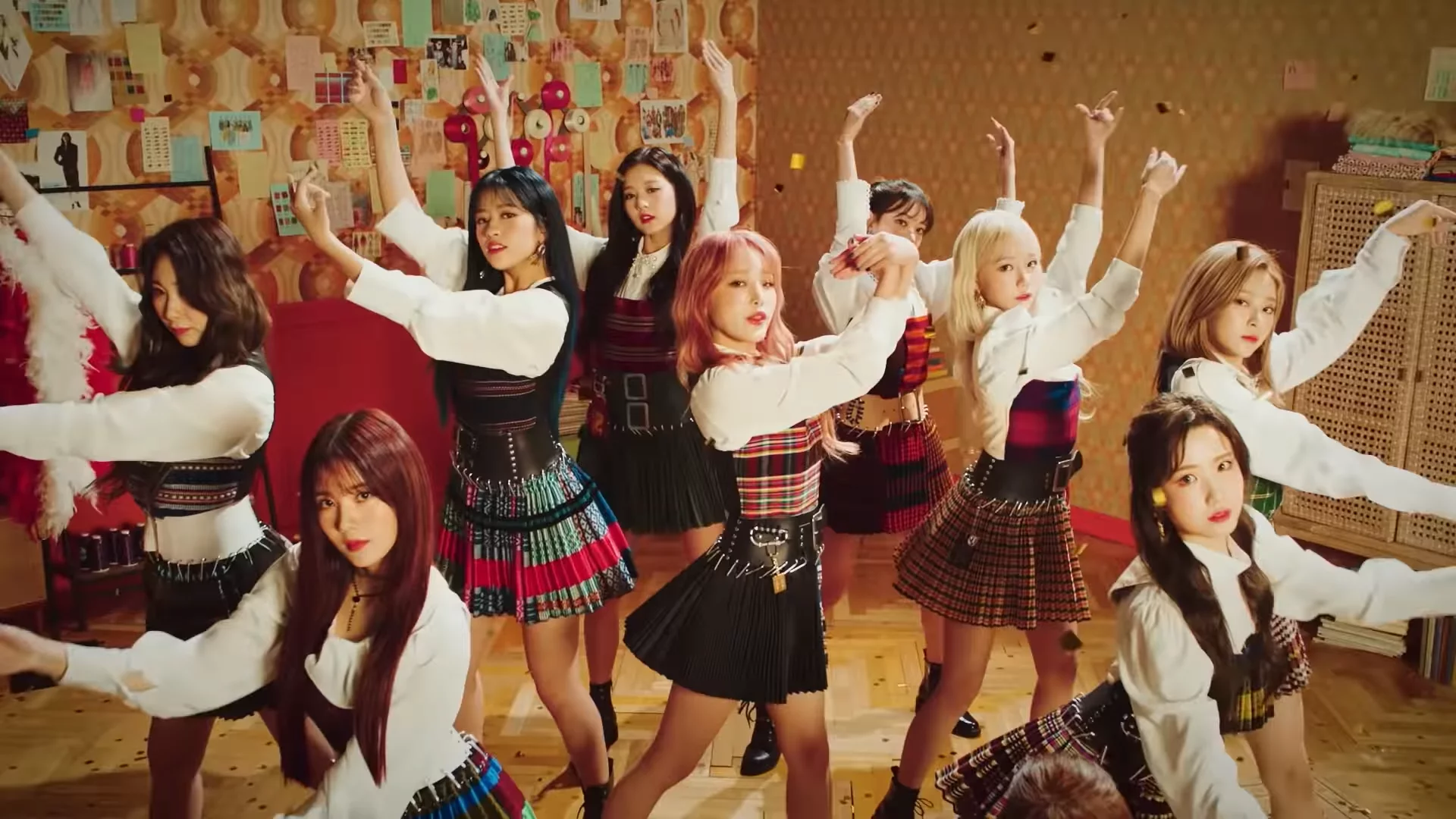 trang phục sẵn sàng cho bữa tiệc từ MV “Fiesta” của IZ*ONE