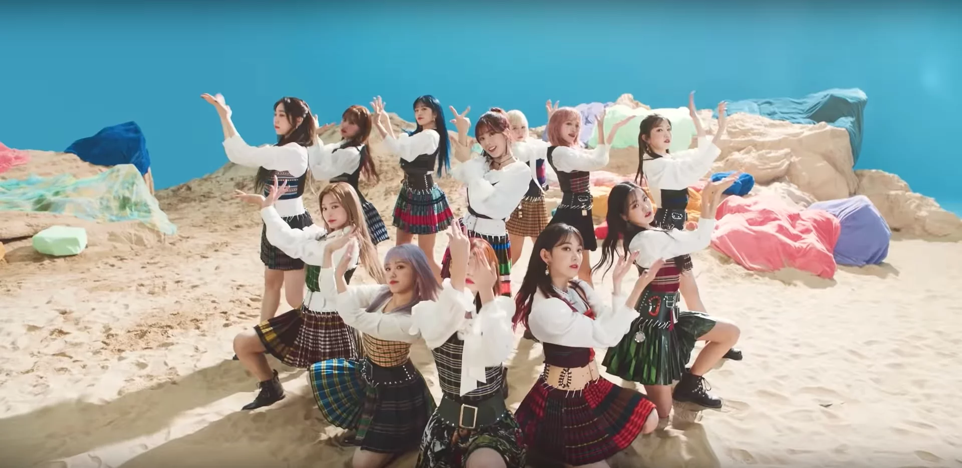 trang phục sẵn sàng cho bữa tiệc từ MV “Fiesta” của IZ*ONE