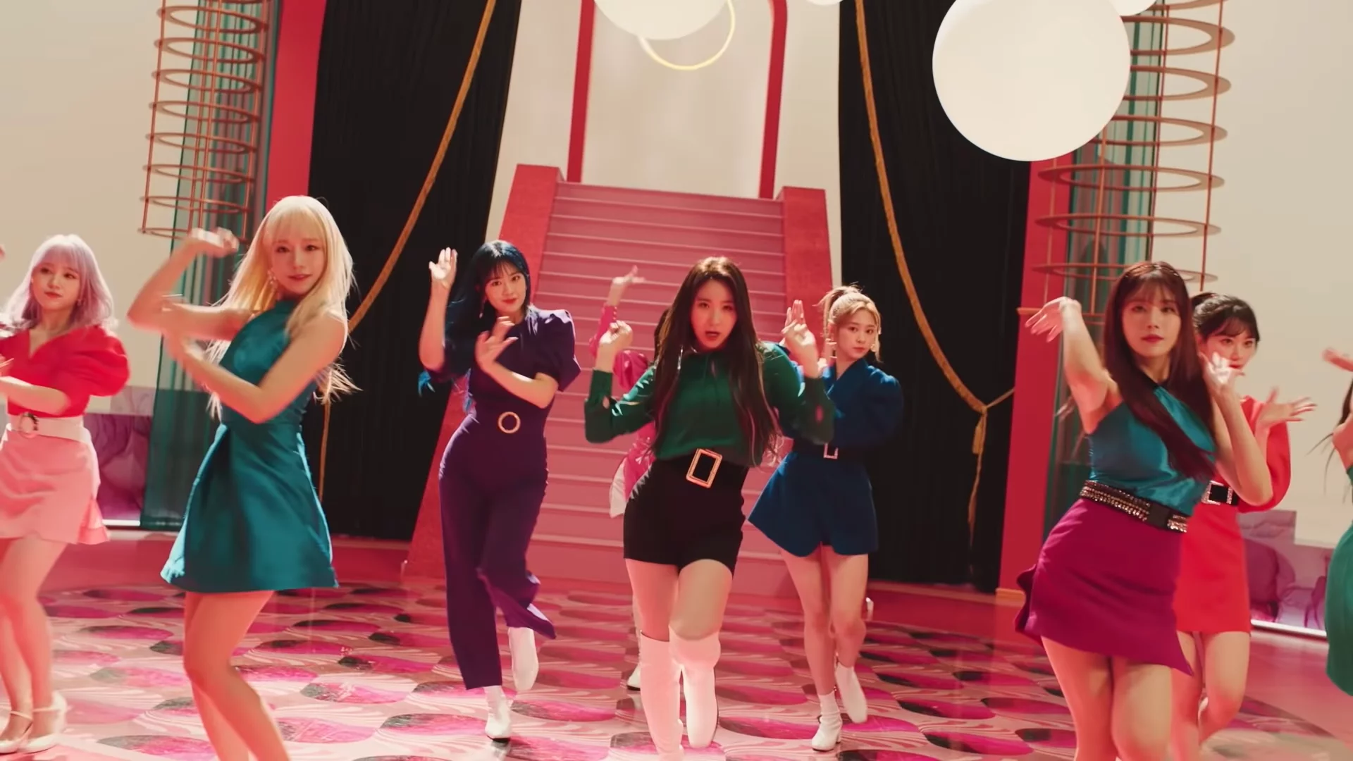 trang phục sẵn sàng cho bữa tiệc từ MV “Fiesta” của IZ*ONE